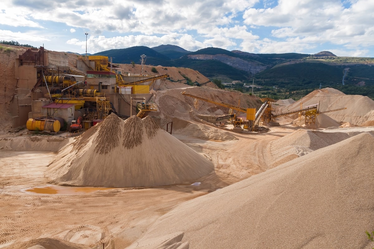 Top Uses and Benefits of Silica Sand in Construction